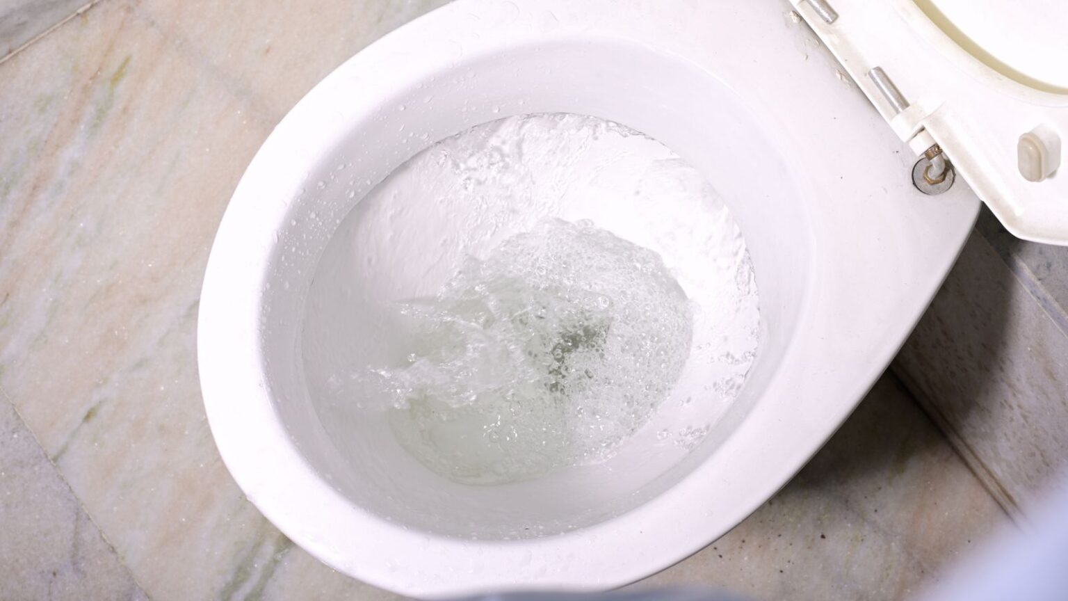 【医療知恵袋】尿に細かい泡が少量ある時の原因と病気のサイン | 知恵袋NOTE